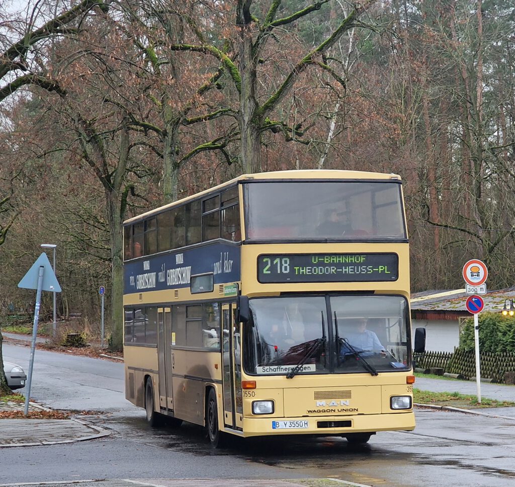 Oldtimerbus 3550 im Linieneinsatz auf der 218 in Berlin an der Havel ...