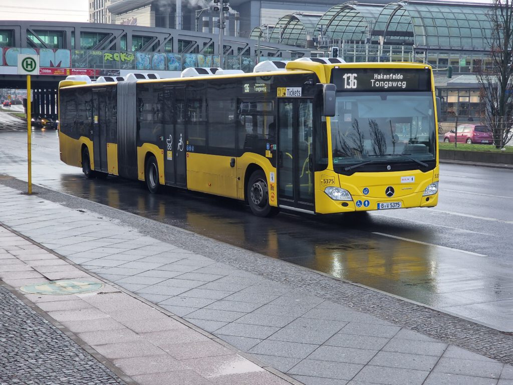 Bus 5375, ein Gelenkbus der BVG in Spandau auf dem 136 – Berlin ...