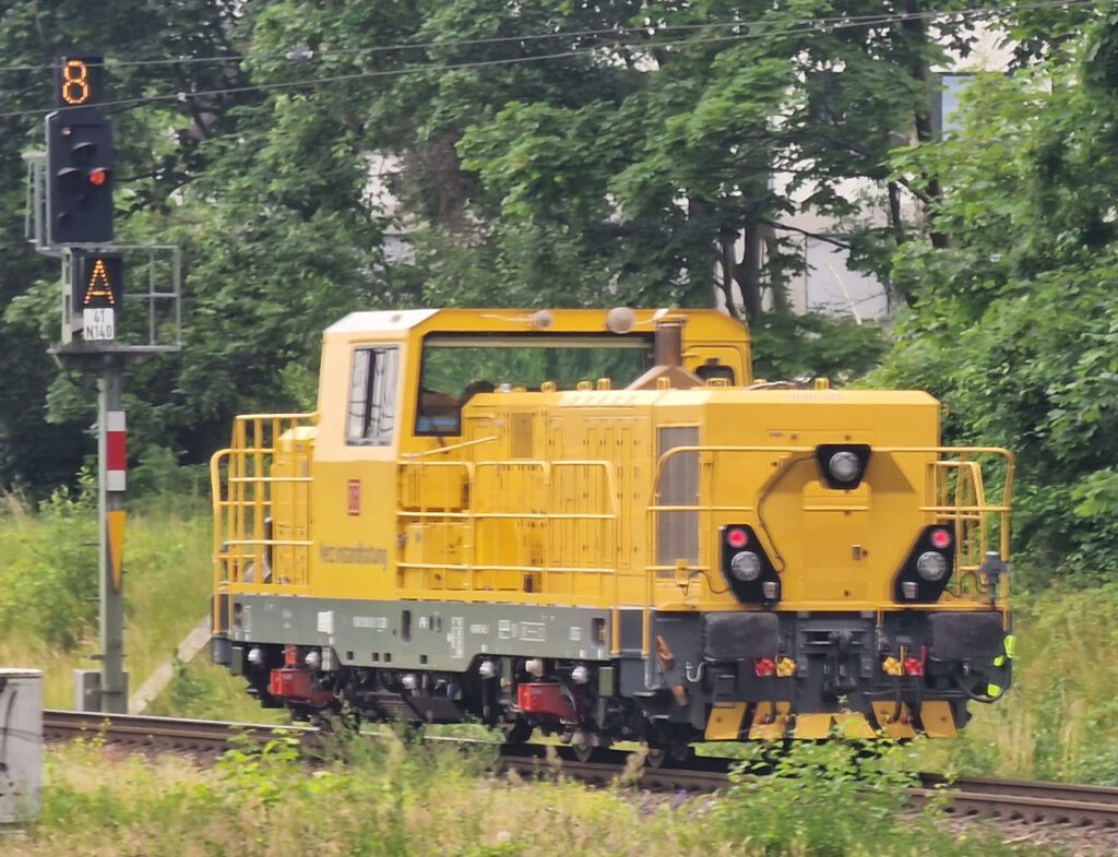 Eine der neuen #mehrkraftlokomotive n der #dbnetzinstandhaltung #berlin ...