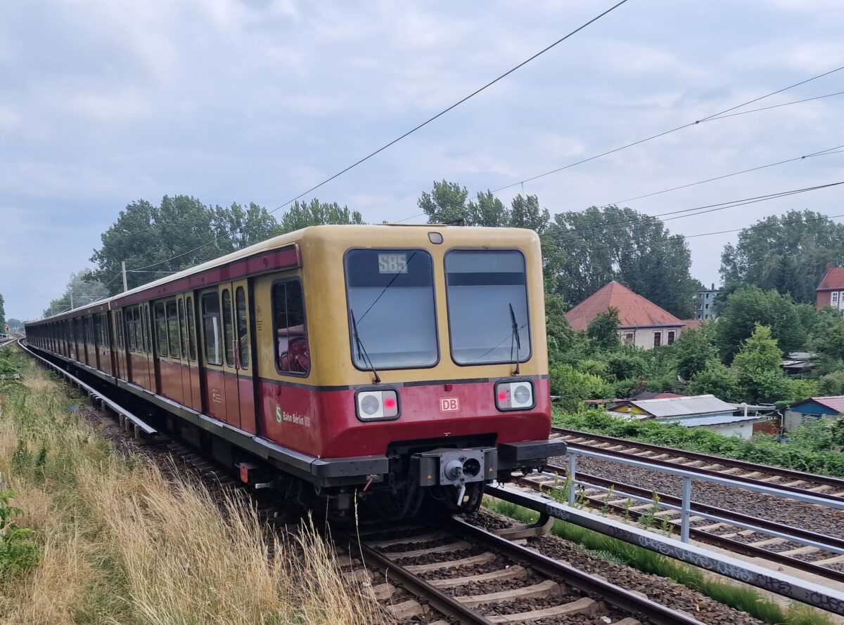 #sbahn #485043 verlässt als #S85 den Bahnhof #plänterwald - Archiv von ...